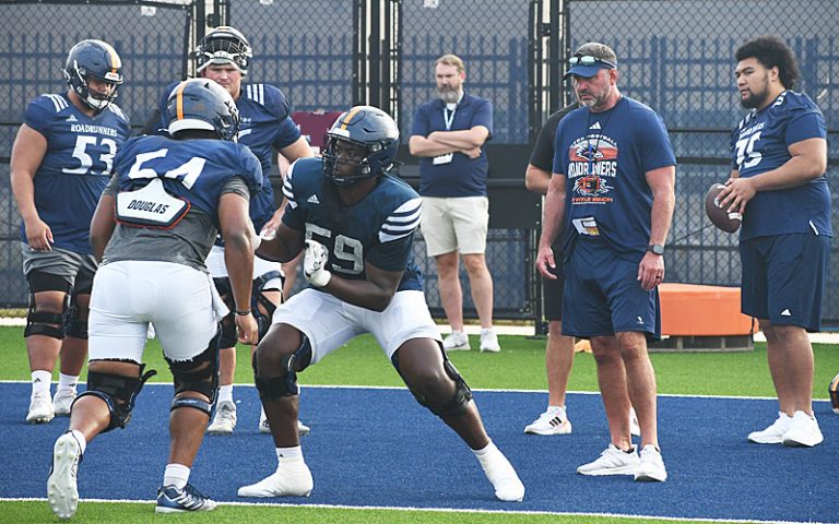Offensive line drills at UTSA spring football practice – photo gallery ...